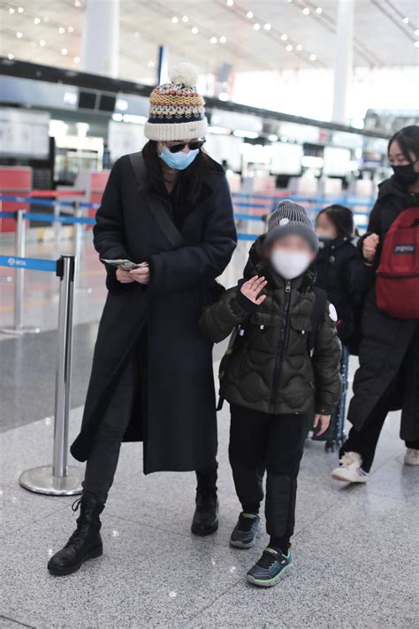 梅婷一家四口出行 儿子热情的对着镜头打招呼 搜狐大视野 搜狐新闻
