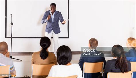 회의실 무대에서 마이크가 있는 표현형 아프리카계 미국인 스피커 기업 비즈니스에 대한 스톡 사진 및 기타 이미지 기업 비즈니스