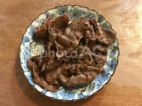 焼肉をのせたお皿 No 25707026｜写真素材なら「写真ac」無料（フリー）ダウンロードok