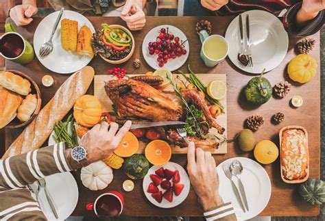 테이블에 칠면조와 가족과 음식과 함께 테이블 행복 추수 감사절 저녁 식사 파티 추수감사절에 대한 스톡 사진 및 기타 이미지 추수감사절 크리스마스 테이블탑샷 Istock