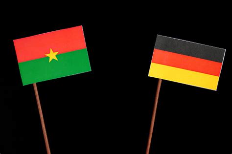 검은 배경에 고립 된 독일 국기와 함께 부르키나파소 플래그 0명에 대한 스톡 사진 및 기타 이미지 0명 개념 경쟁 Istock