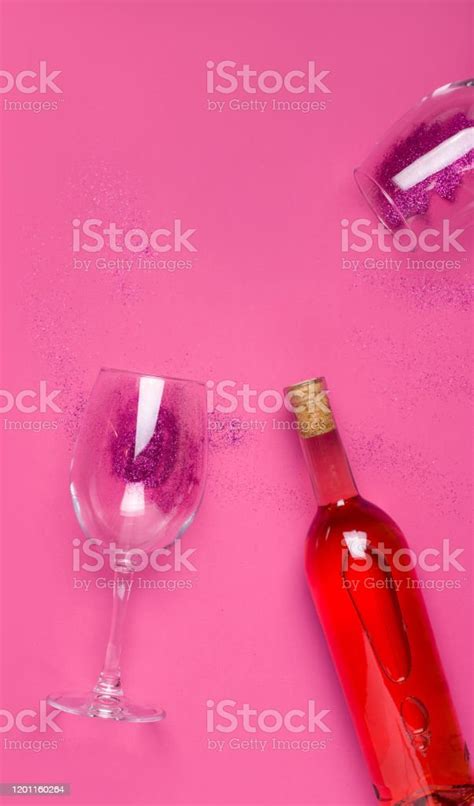 복사 공간이있는 수직 이미지 와인 한 병 및 분홍색 배경에 반짝이는 두 개의 안경 휴일 여성의 날 발렌타인 데이 크리스마스