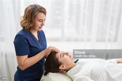 아름다운 젊은 여자 점점 A 얼굴 과 머리 치료 에 뷰티 살롱 2명에 대한 스톡 사진 및 기타 이미지 2명 가꿔주기 건강
