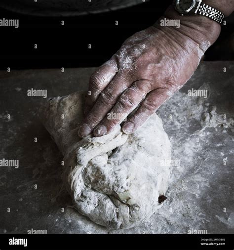 Las Manos De La Abuela De La Mujer Amasando La Masa De Pan En Una