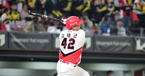 역전 1타점 내야 안타 뽑아내는 Kia 김태군 사진