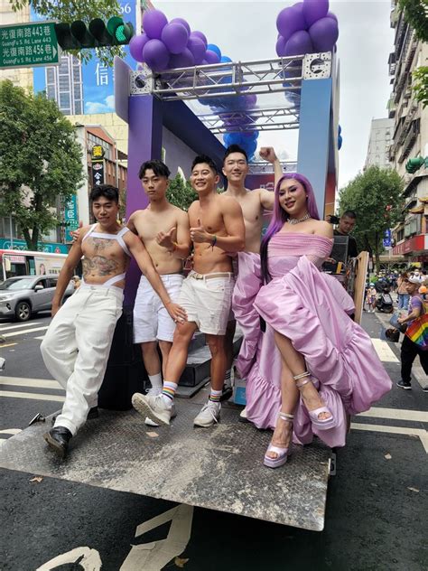 「台東施柏宇」登同志大遊行！男男實境秀成員全脫了 激曬人魚線 娛樂星聞