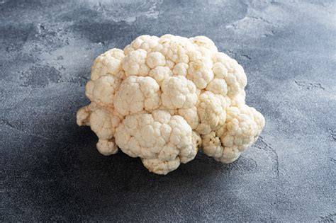 회색 콘크리트 배경에 신선한 흰색 콜리플라워 공간을 복사합니다 건강한 생활방식에 대한 스톡 사진 및 기타 이미지 건강한 생활방식 건강한 식생활 고리 세공 Istock