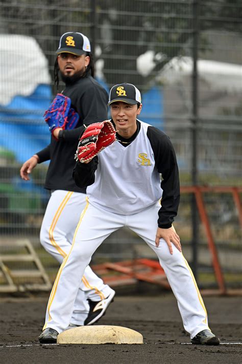 ソフトバンク・オスナの仕上がり山川穂高の逆スピンに驚愕！ 中村晃、近藤健介、柳田悠岐の3連ティー打撃を堪能見たまま春キャンプ：「おっ！」で