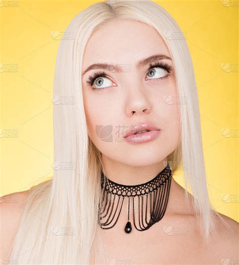 美丽的肖像美丽的年轻女子在一个黄色的背景。脖子上的颈环