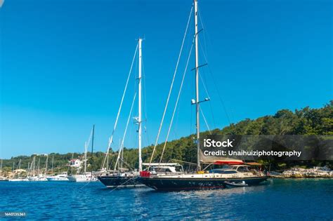 그리스 케팔로니아 섬에 있는 피스카르도 마을의 어항에 있는 아름다운 보트 0명에 대한 스톡 사진 및 기타 이미지 0명 건축 건축물 Istock