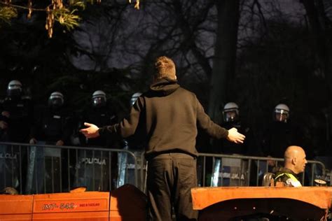 Студенти во Нови Сад синоќа се обидоа да ја блокираат зградата на Градското собрание