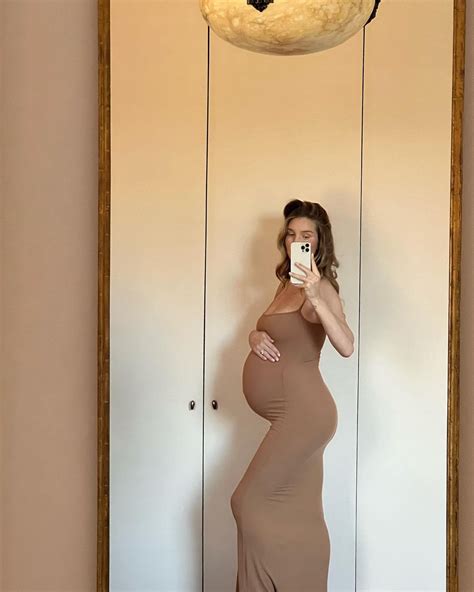 Pregnant Rosie Huntington Whiteley Sexy In Tight Dress 6 Photos The