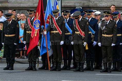 Kyiv УКРАИНА 24 ОЕ АВГУСТА 2016 Военный парад в Kyiv