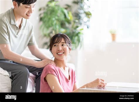 Shoulder Rub Hi Res Stock Photography And Images Alamy