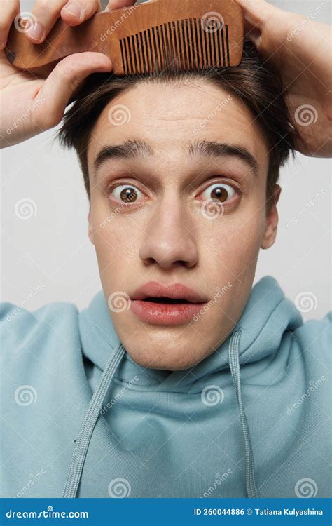 Verticaal Portret Foto Een Schattige Slender Jongeman Kampt Zijn Haar