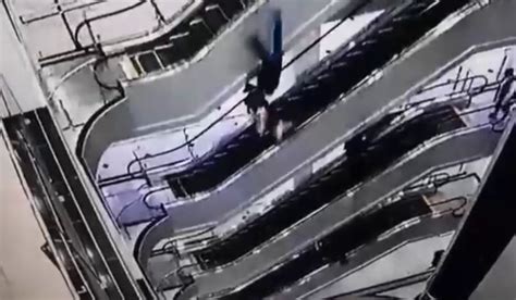 В Навои дедушка с внучкой случайно сорвались с эскалатора торгового