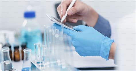 장비 및 과학 실험을 하는 과학자 연구를 위한 약액이 포함된 실험실 유리 제품 또는 실험실의 시험관으로 샘플 분석 사진 Unsplash의 태국 이미지