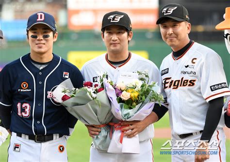 포토 허경민 최재훈 정우람 Kbo 1000경기 출장 축하