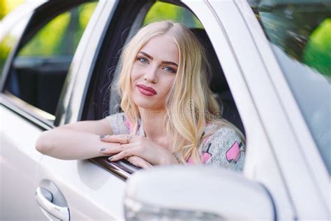 Une Jeune Belle Fille Conduit Une Voiture Photo Stock Image Du