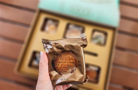 Unboxing The Exquisitely Designed Tai Cheong Bakery Mooncake Set