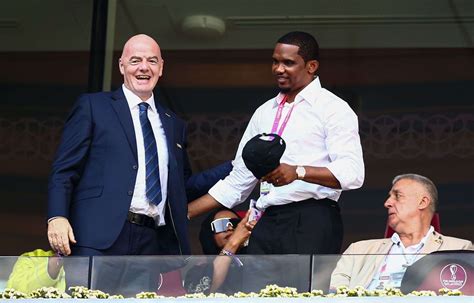 Coupe Du Monde 2022 Samuel Etoo Frappe Violemment Un Youtubeur