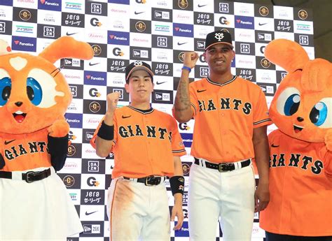＜巨・中＞ヒーローインタビューを受ける門脇（左）とメンデス（撮影・西川祐介） スポニチ Sponichi Annex 野球