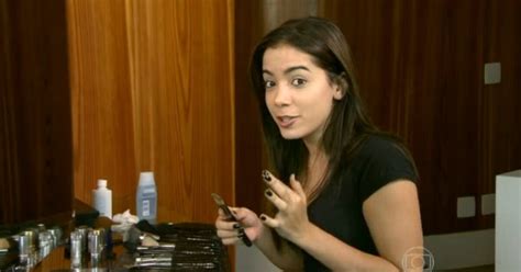 Anitta aparece sem maquiagem na TV e declara Não tenho tempo para