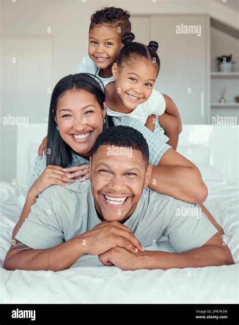 Porträt Einer Fröhlichen Familie Die Auf Ihrem Vater Auf Einem Bett
