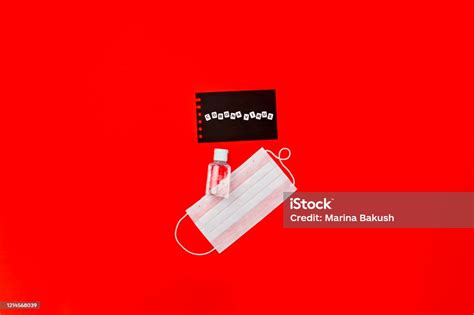 코로노 바이러스 마스크 손 방부제 젤 빨간색 배경에 텍스트가있는 접시 세계 전염병 및 질병 개념 빨간색과 흰색 배경과 텍스트를 작성하기위한 충분한 공간 공간을 복사합니다