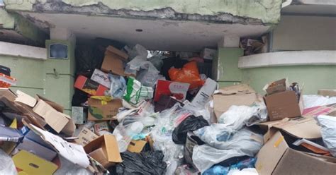 문 앞 산더미처럼 쌓인 쓰레기저장강박증 때문이었다