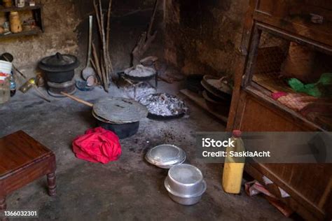 오두막 안에 있는 부엌 난로와 난로가있는 아프리카 주방 인테리어 겸손한 빈티지 스타일의 가난한 부엌 냄비와 기구의 인테리어는 땅에 누워 아프리카 마을의 오두막 부엌