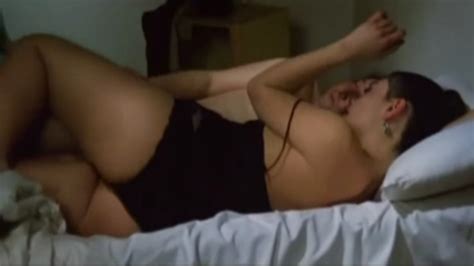 Naked Clarita Gatto In L Onorevole Con L Amante Sotto Il Letto