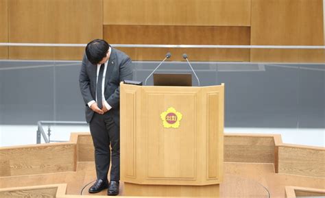 본회의장에서 고개숙인 유호준 경기도의원 왜