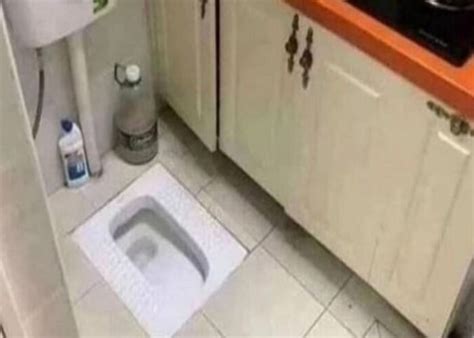 Toilet In Kitchen रसोई में बनाया देसी टॉयलट देख गरिया रहे हैं लोग