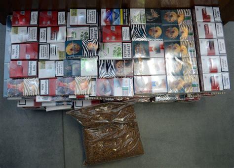Ponad 400 paczek papierosów i 0 5 kg krajanki zabezpieczyli policjanci