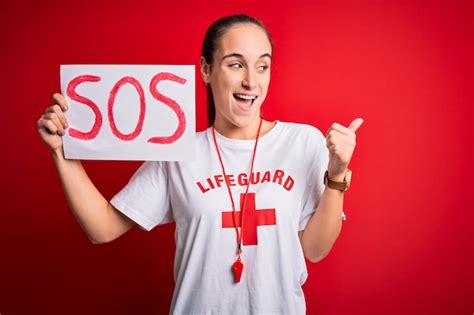 Rettungsschwimmerin ein t shirt mit rotem kreuz und pfeife trägt