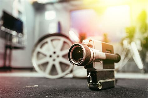 영화 제작 빈티지 오래 된 영화 카메라 바닥에 생산 스튜디오에서 배경 0명에 대한 스톡 사진 및 기타 이미지 0명 Film
