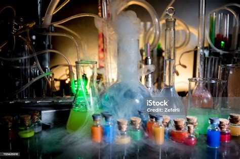 약국 및 화학 테마입니다 연구 실험실에서 유리 플라스 크 솔루션을 테스트 합니다 과학 및 의료 배경입니다 어두운 톤 배경에 실험실 테스트 튜브 Stem 주제에 대한 스톡