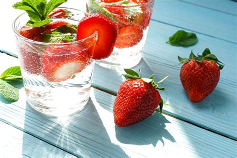 상쾌한 여름 음료와 신선한 딸기 민트 블루 나무 표면 테이블 배경 복사 공간 0명에 대한 스톡 사진 및 기타 이미지 0명