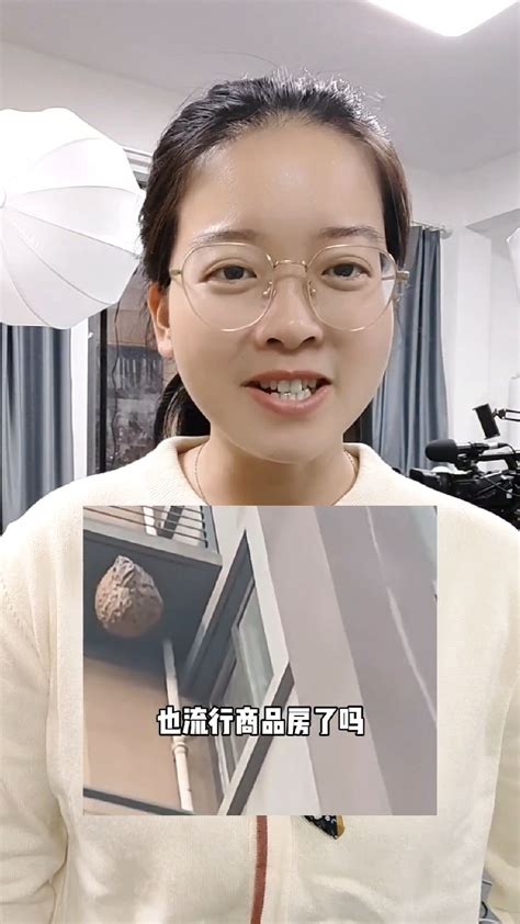 小区里有偶尔有个马蜂窝，这挺常见！但您见过那个小区像视频里这个，家家都有巢穴，这波马蜂还真是一点也不偏心啊，难道就是传说中的蜂水宝地？现在在