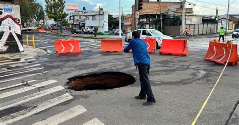 Tierra Casi Se Traga Dos Autos En Paseo Irapuato Se Abre Inmenso Socavón