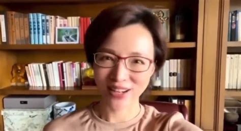 董卿带儿子罕见露面，头发凌乱显憔悴，陪娃坐角落，未见老公身影腾讯新闻