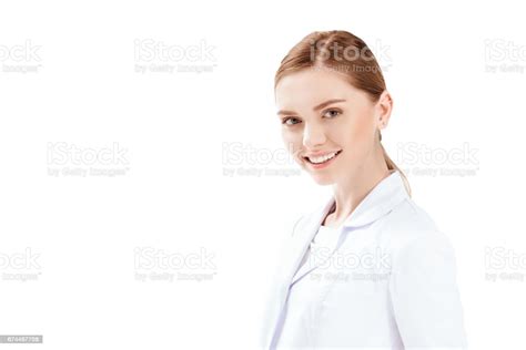 웃 고 흰색 절연 카메라 보고 흰색 코트에 젊은 매력적인 의사 개인 장식품에 대한 스톡 사진 및 기타 이미지 개인 장식품
