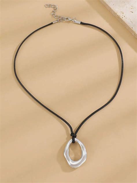 1 Stück asymmetrische geometrische Halskette mit Cut Out metallischem