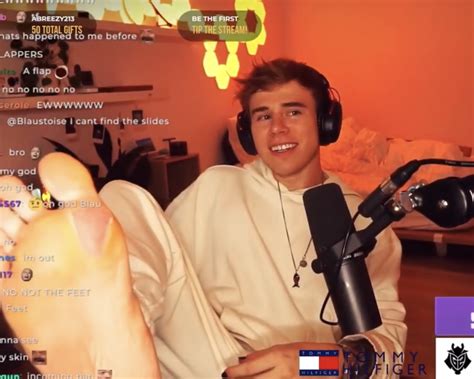 Streamer Showing Feet 日本語で