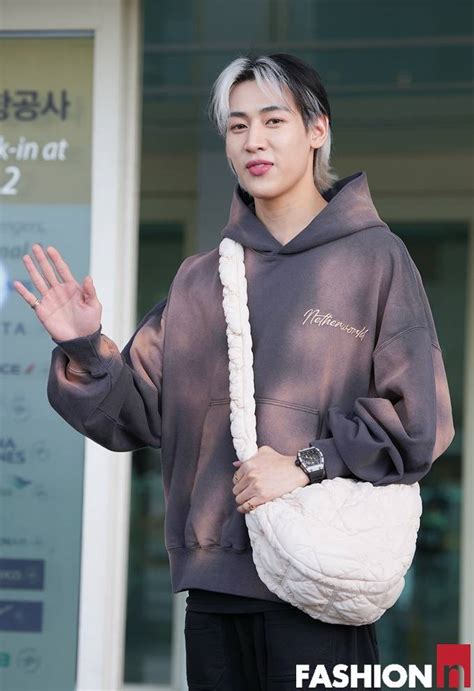 패션엔 패션엔 포토 갓세븐 뱀뱀 태국 왕자의 태국행 타이다이 후드티 출국길