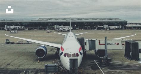 공항 활주로 위에 앉아 있는 대형 제트 여객기 사진 Unsplash의 무료 회색 이미지