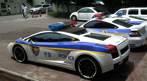 서울마포서에 페라리 순찰차 주차한 사진입니다 뉴스포티지동호회 스포넷