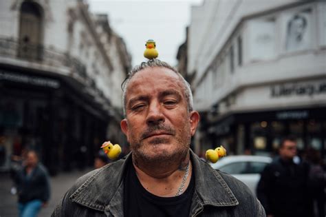 Furor por la moda Kawaii qué significa usar un patito amarillo en la cabeza y cómo comenzó