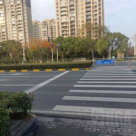 请问在这种专门为行人设置的人行道红绿灯，哪个地方算对侧路口？？ Nga玩家社区
